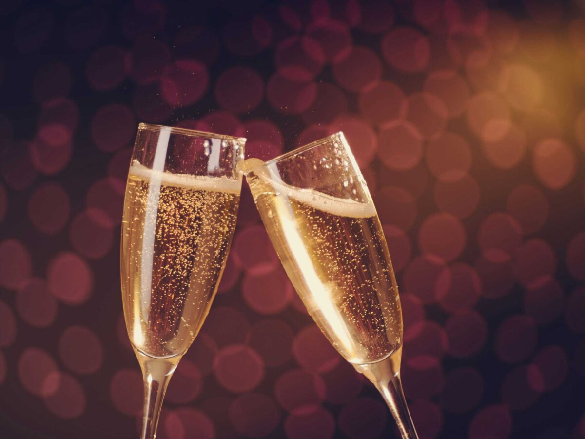 Chocar las copas: otra de nuestras tradiciones – FM 105.5 MHz